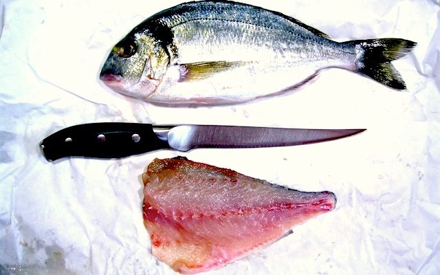 Pulire e sfilettare il pesce intero