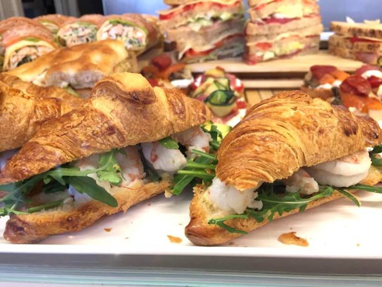 Pescaria a Milano: fila e panini di pesce