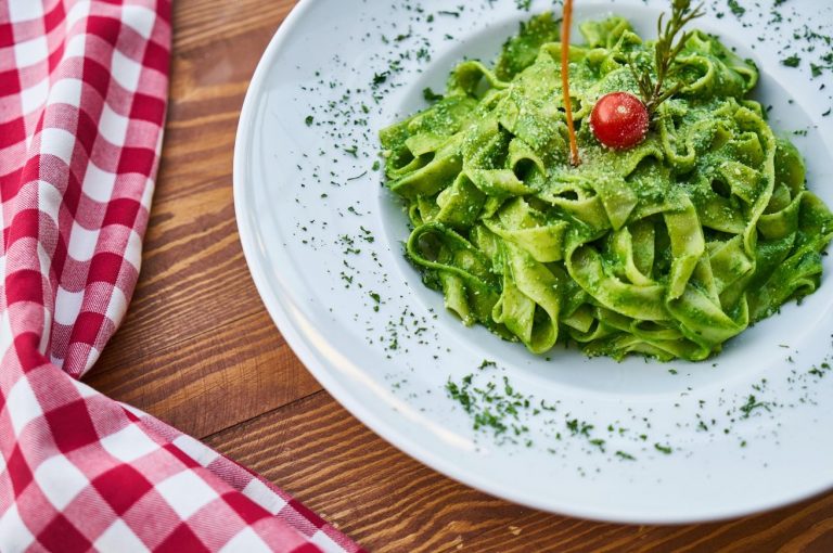 Pesto di rucola: ricetta e usi in cucina