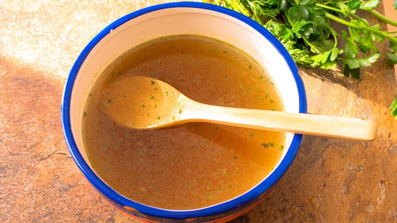 Brodo di carne, la ricetta per ottenerlo chiaro e delicato - Dissapore