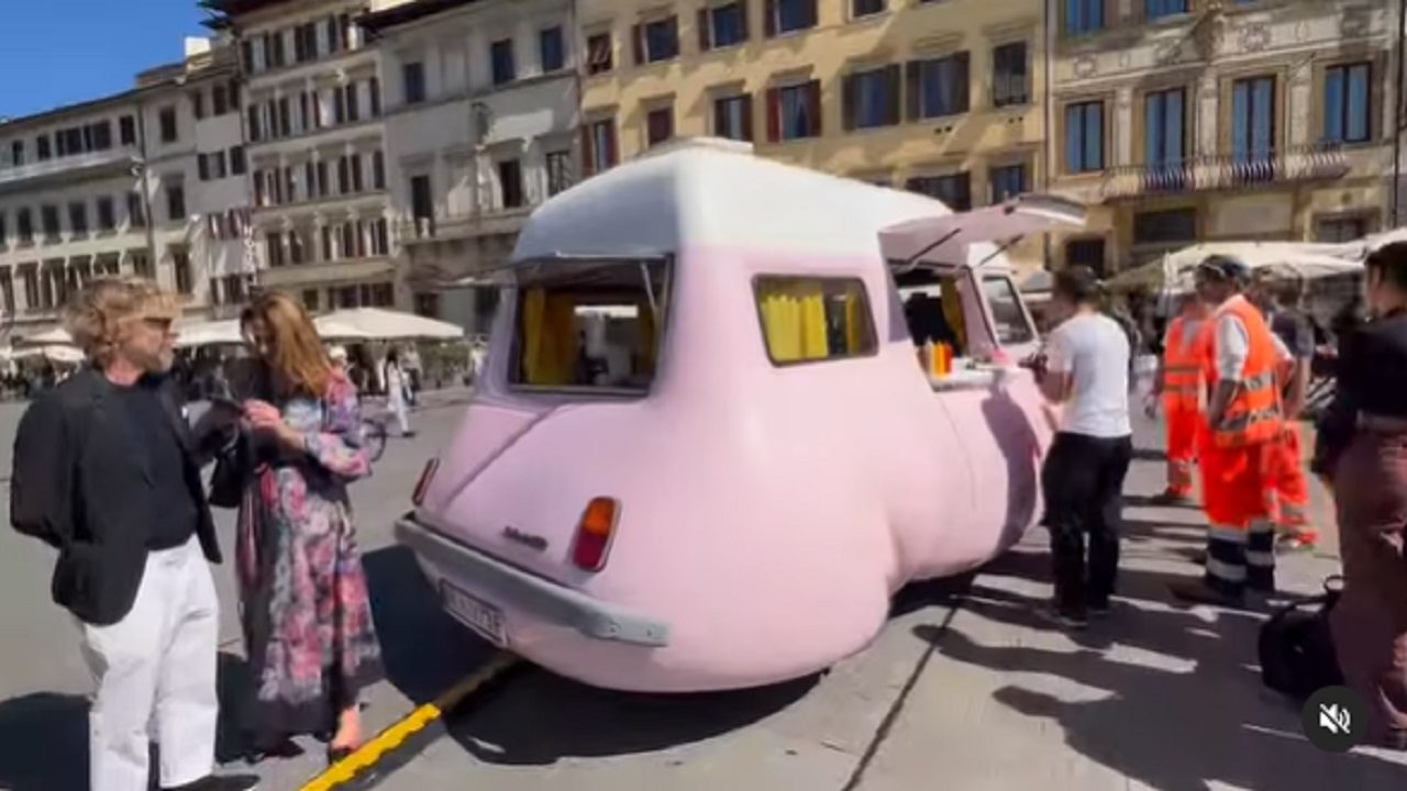 Firenze: hot dog gratis grazie all'opera d'arte Fat Bus