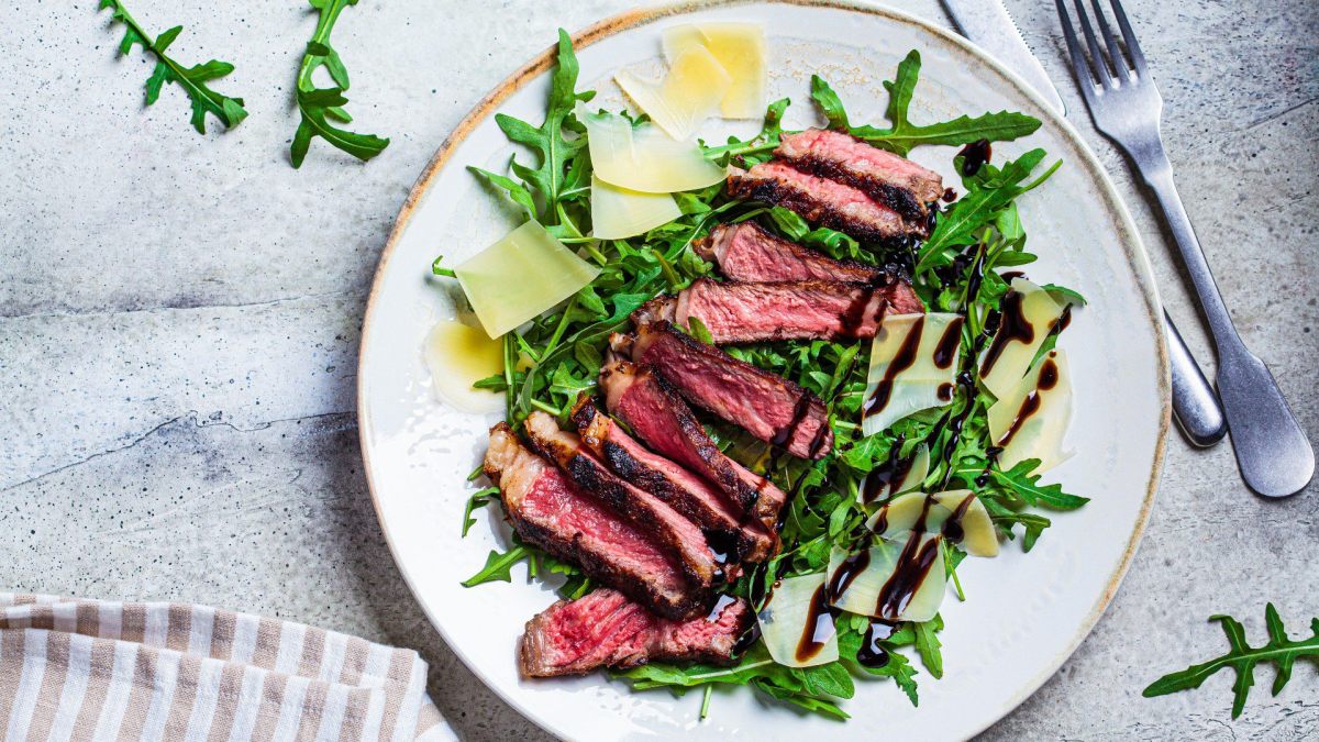 Tagliata di manzo, la ricetta della bistecca cotta fuori e cruda dentro ...