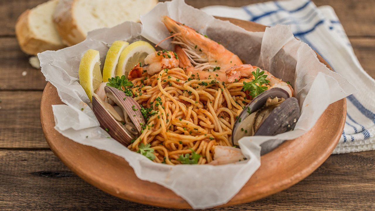 Spaghetti allo scoglio al cartoccio, la ricetta per non dover impiattare