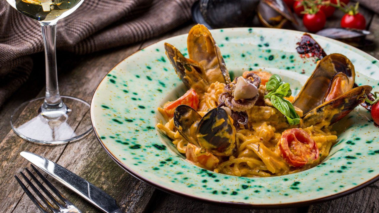 Spaghetti alla carbonara di pesce, la ricetta per una mantecatura ...