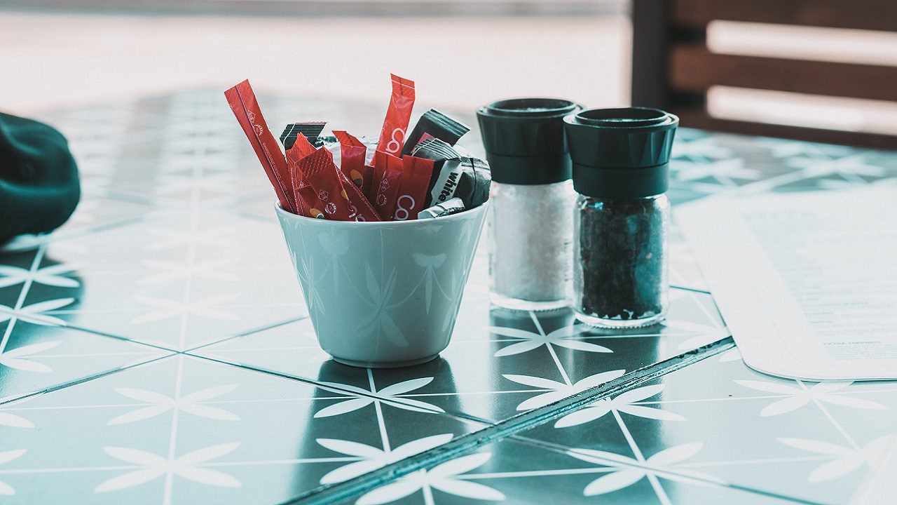 Bar: l'UE vieta l'uso delle bustine di zucchero monouso