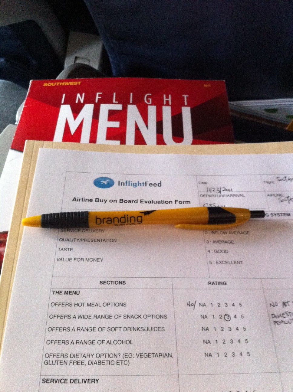 Nik Loukas, storia dell’uomo che recensisce i pasti delle compagnie aeree