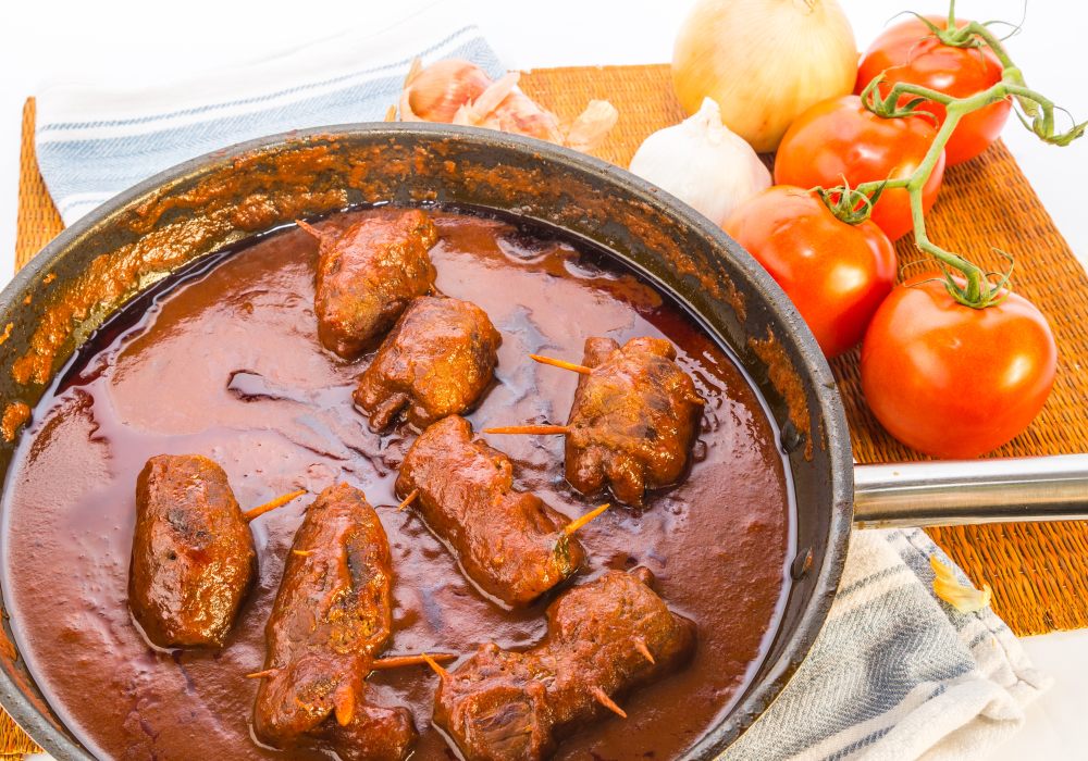 Bombette pugliesi al sugo, la ricetta degli involtini di carne ripieni ...