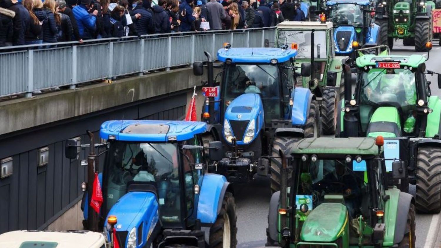 Belgio, gli agricoltori protestano contro i tagli alle emissioni ... Belgio, gli agricoltori protestano contro i tagli alle emissioni ...