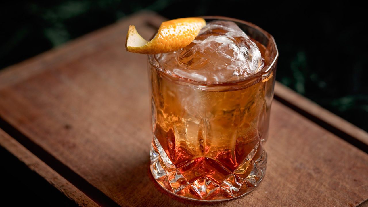 Old fashoned cocktail, la ricetta e gli ingredienti del drink di Don Draper