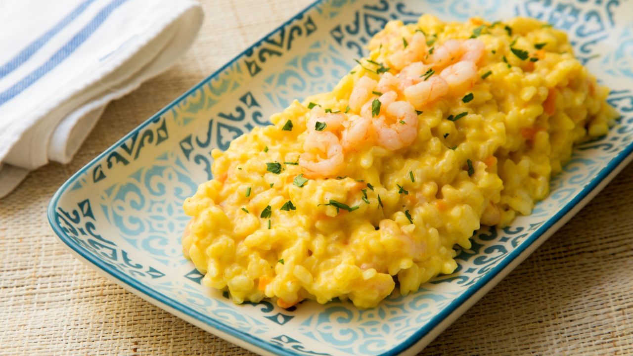 Risotto al curry con gamberi, la ricetta di un primo diverso dal solito