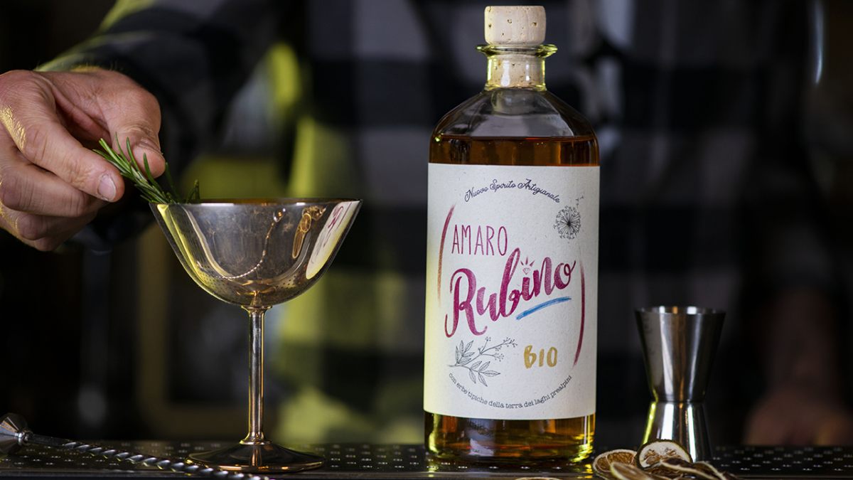 Amaro Rubino Bio, il "miglior liquore alle erbe" che nasce dal foraging