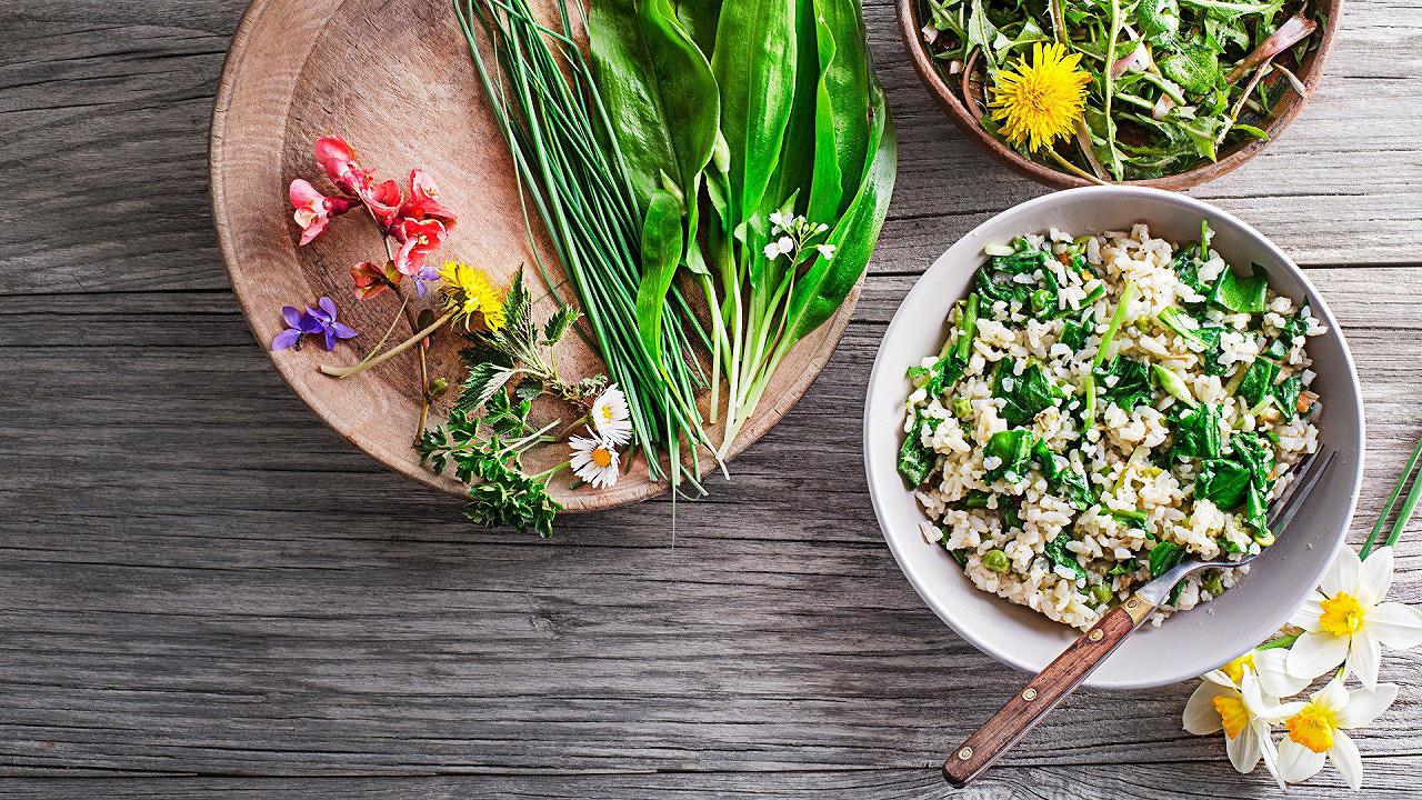 Risotto primavera, una ricetta con fiori ed erbe di campo