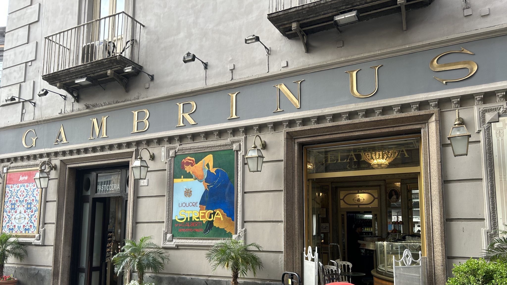 Gran Caffè Gambrinus di Napoli, istantanea di un gran declino