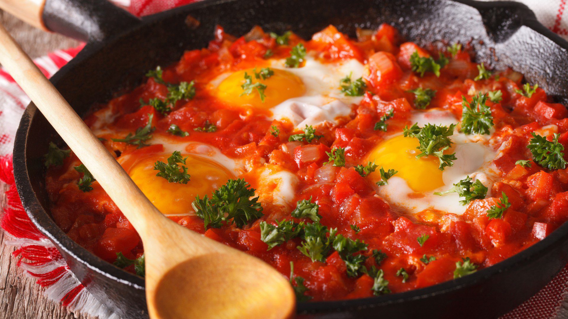 Uova in purgatorio, la ricetta napoletana delle uova al sugo