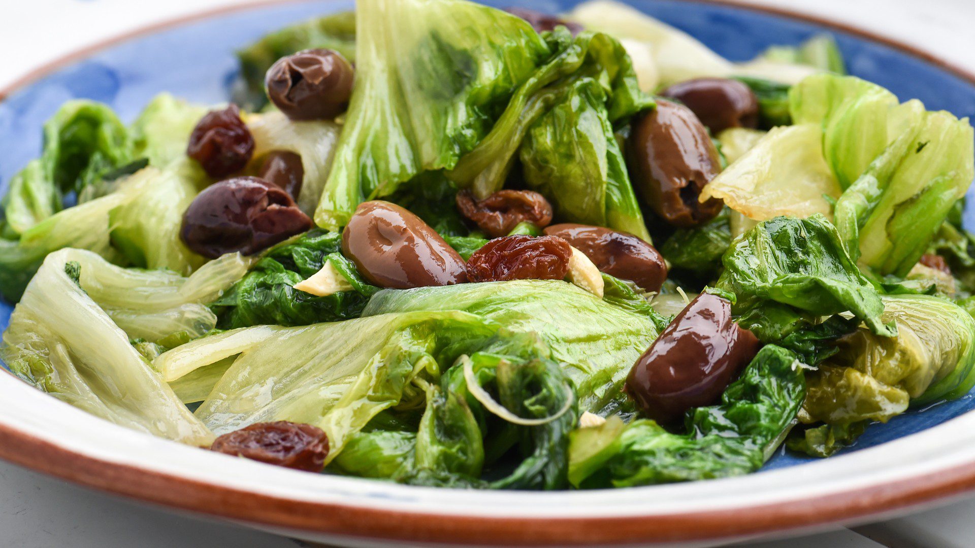 Scarola in padella alla romana, la ricetta tipica del Sud