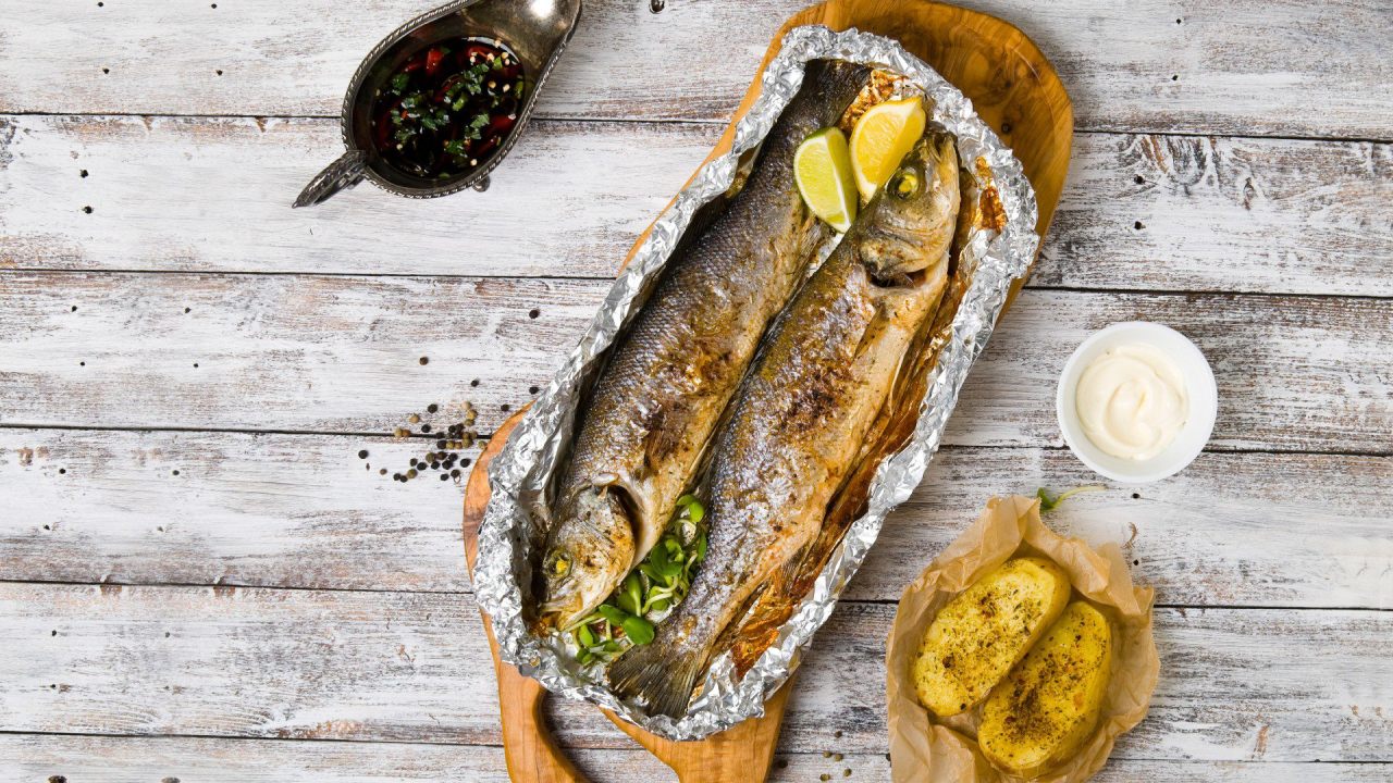 Spigola al cartoccio con patate, una ricetta veloce e leggera