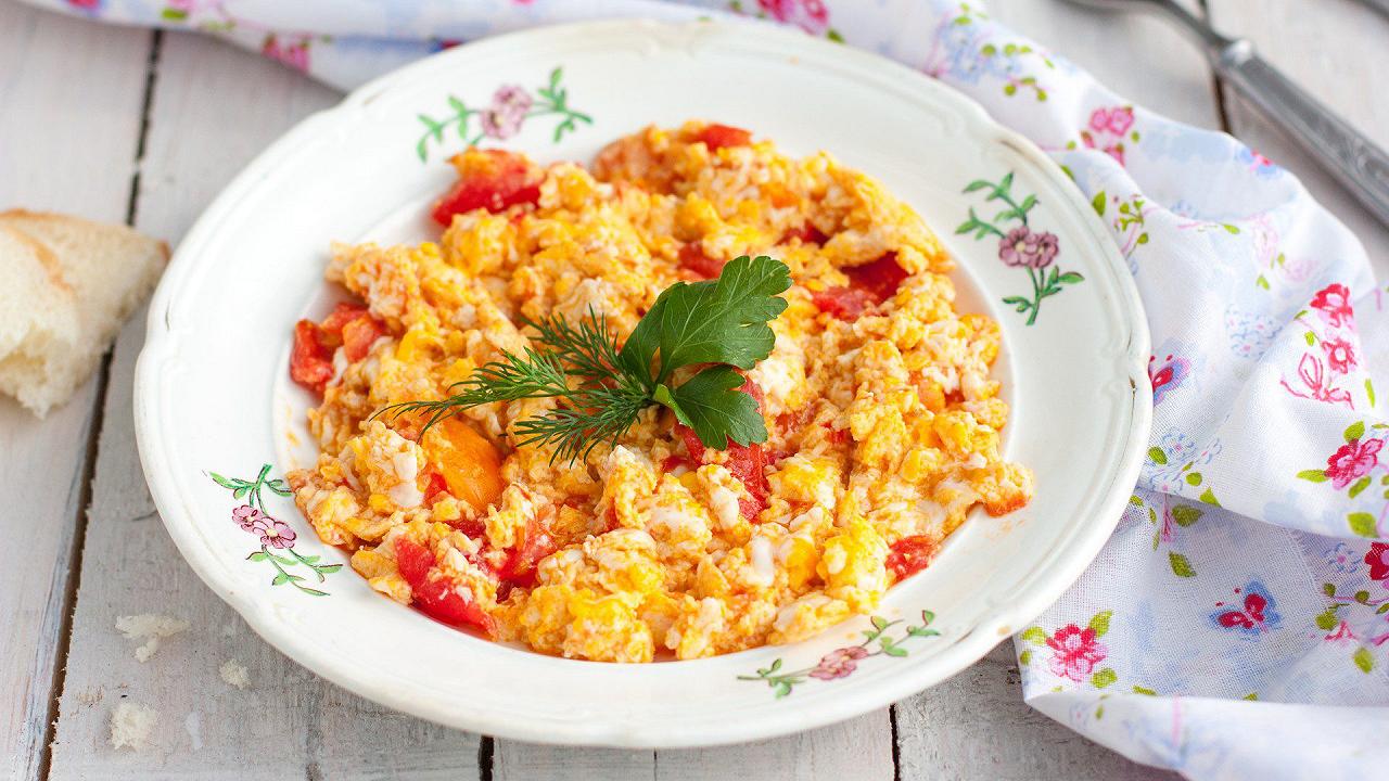 Uova strapazzate al pomodoro, la ricetta veloce