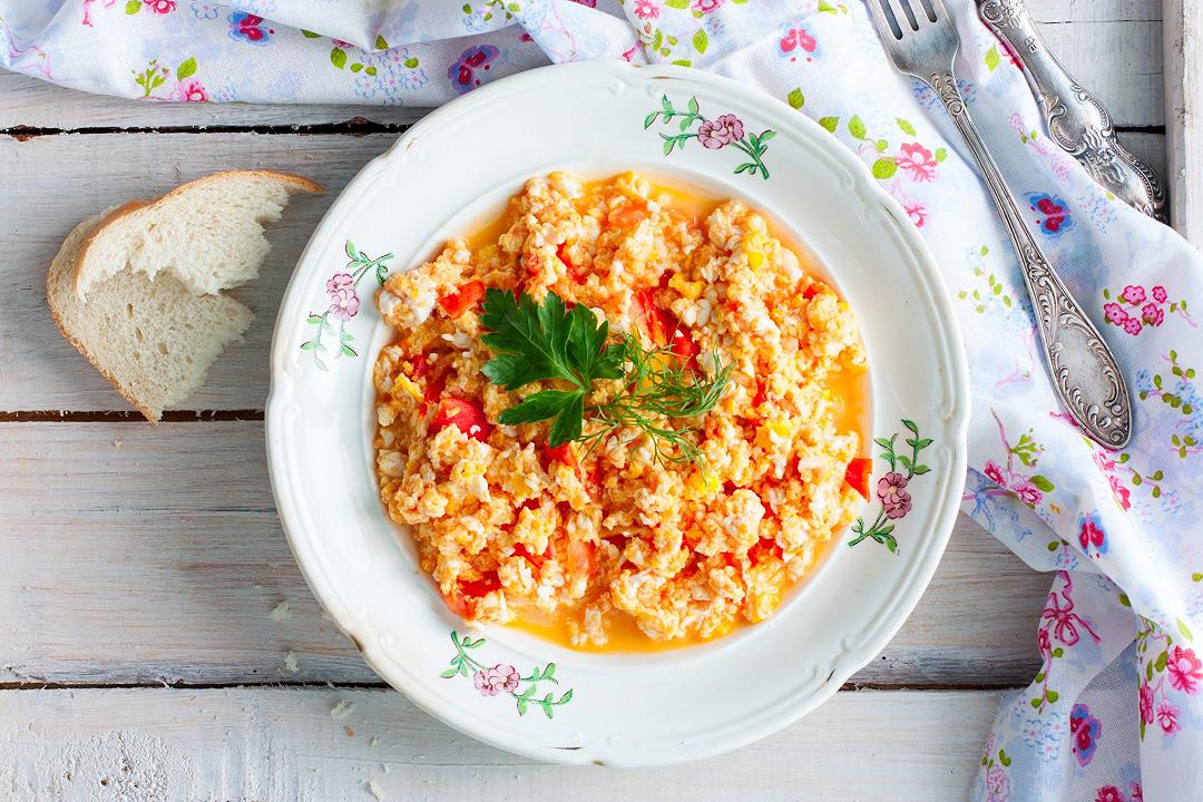Uova strapazzate al pomodoro, la ricetta con una consistenza perfetta