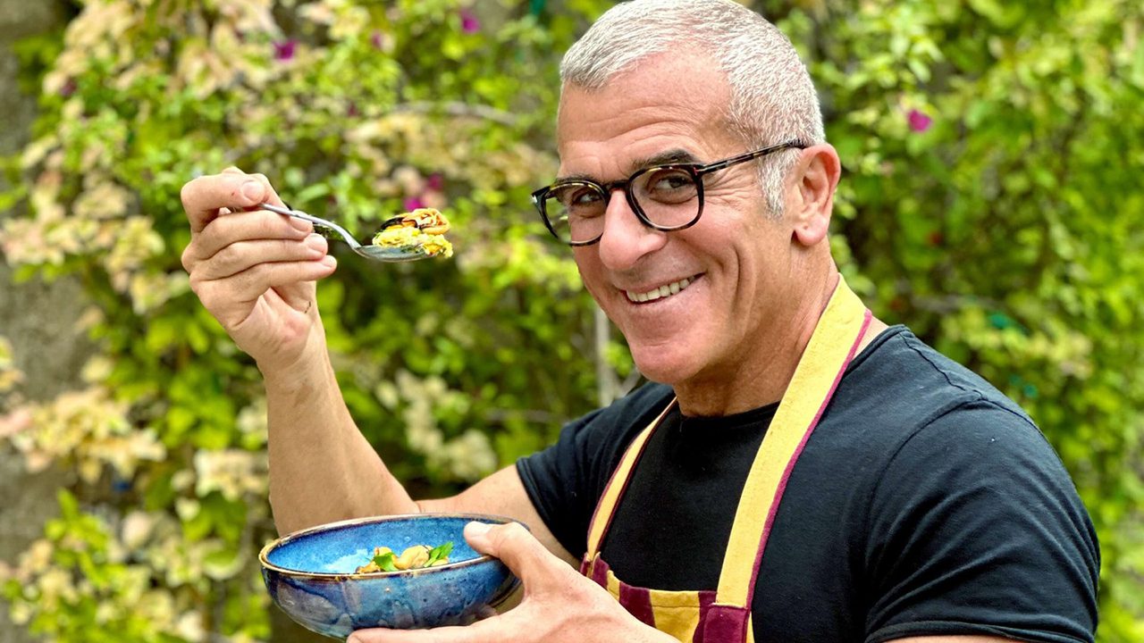 Max Mariola apre un'osteria sul lungomare di Napoli