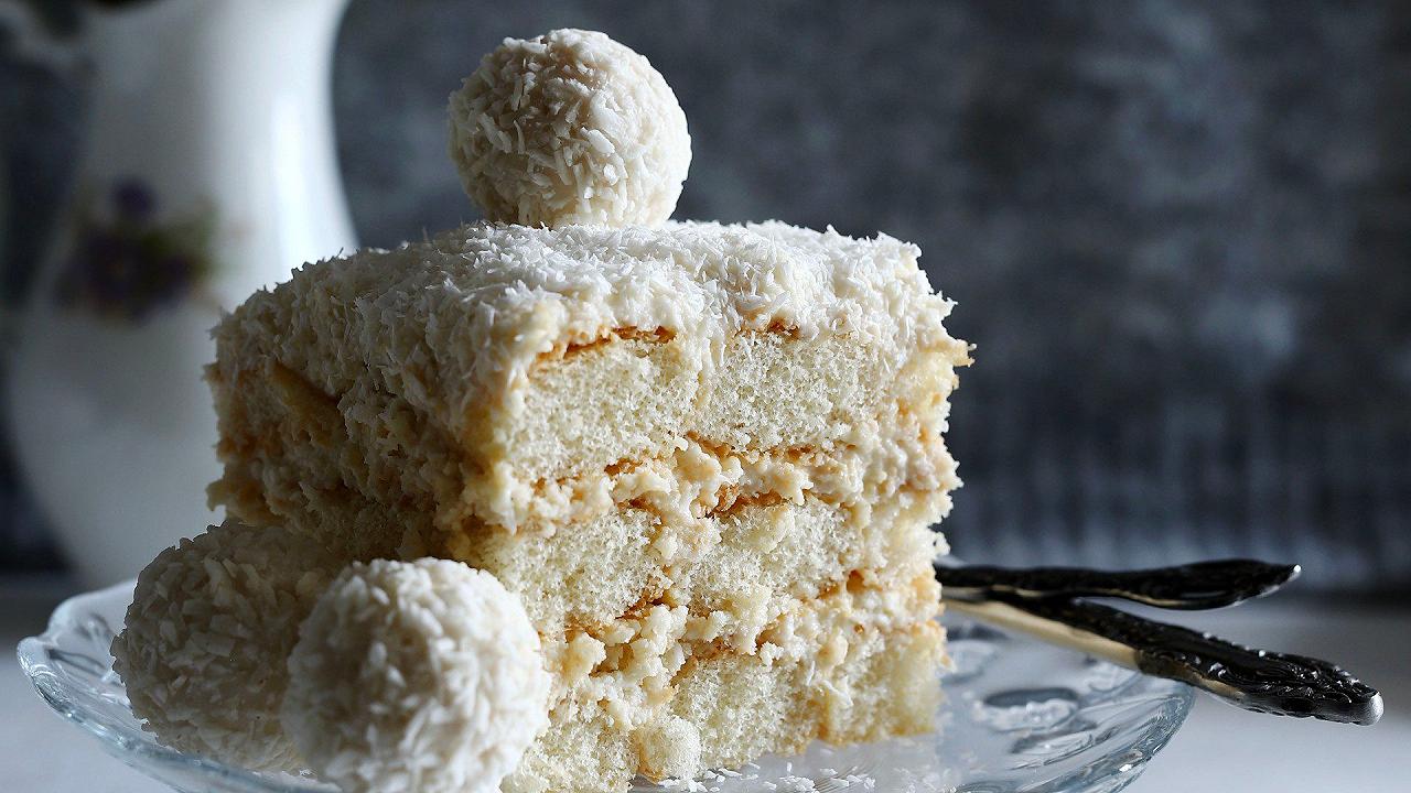 Torta Raffaello, la ricetta con cocco e cioccolato bianco