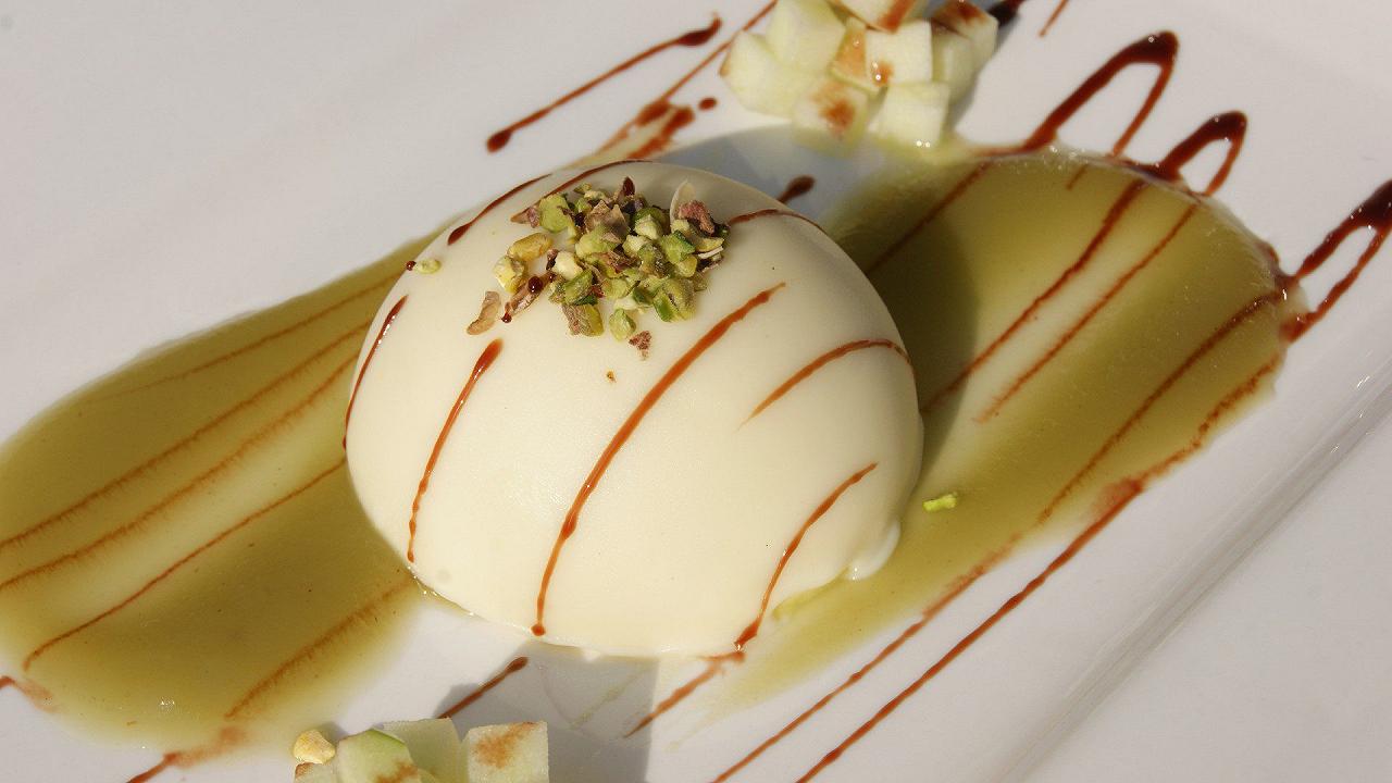 Semifreddo al pistacchio, la ricetta con meringa italiana