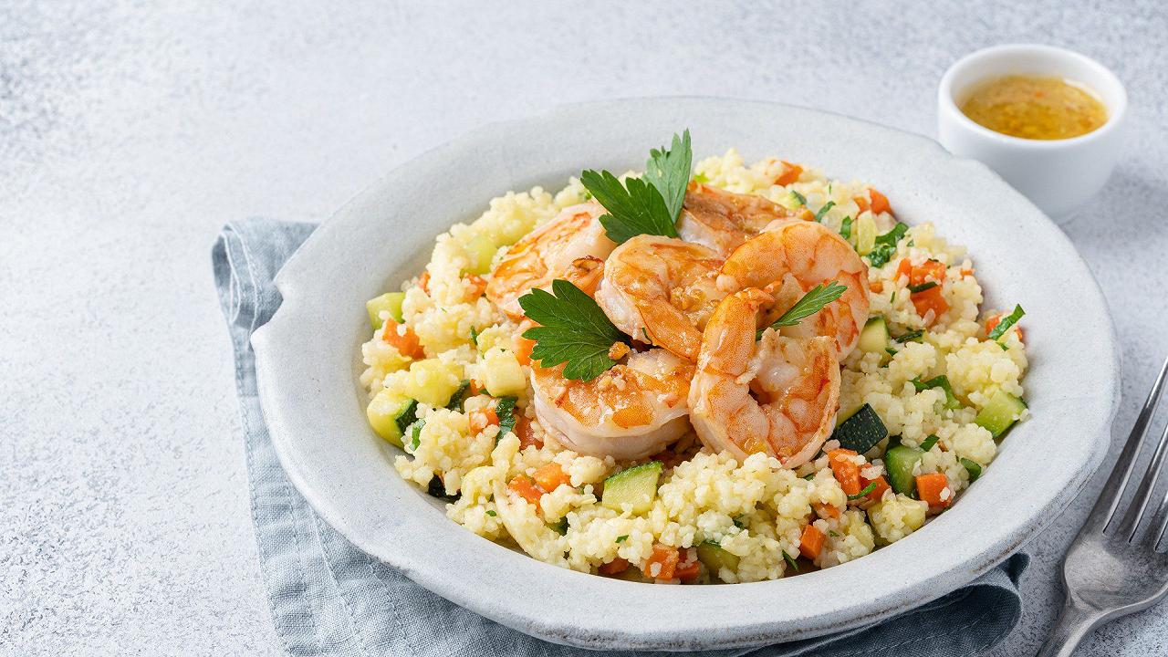 Couscous con gamberetti e zucchine, la ricetta veloce
