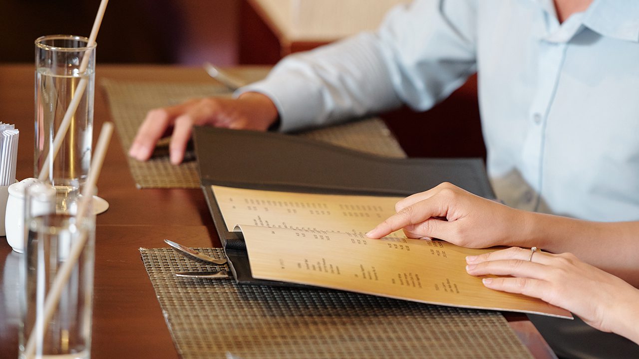 Perché mai il "minimum spending" al ristorante ci scandalizza così tanto?