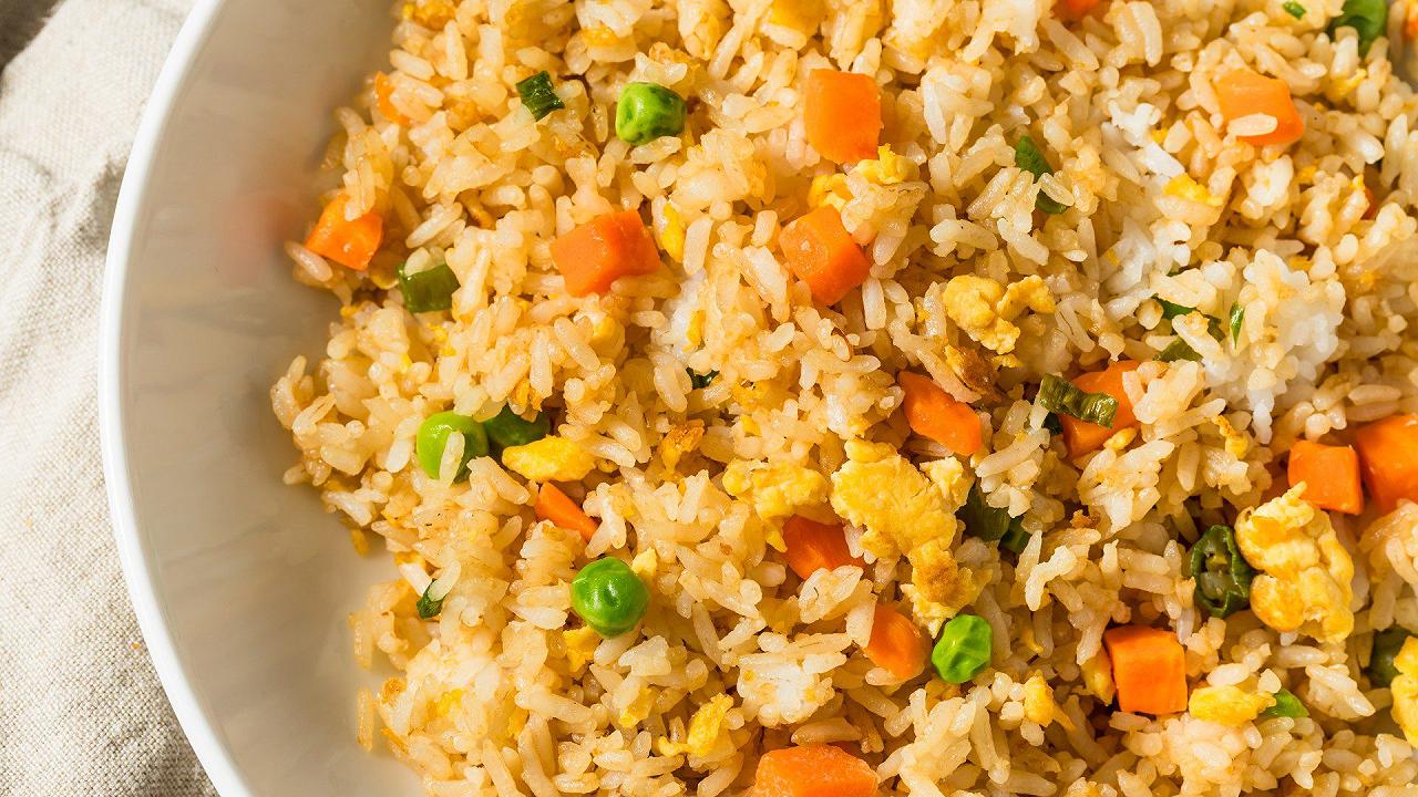 Riso saltato con verdure, la ricetta del piatto all'orientale