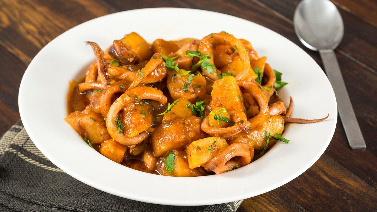 Calamari in umido con patate, la ricetta per una cena mediterranea
