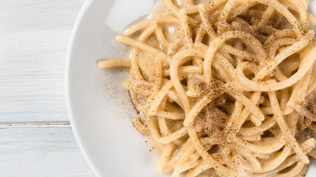 Pici cacio e pepe, la ricetta e i trucchi per farla cremosa
