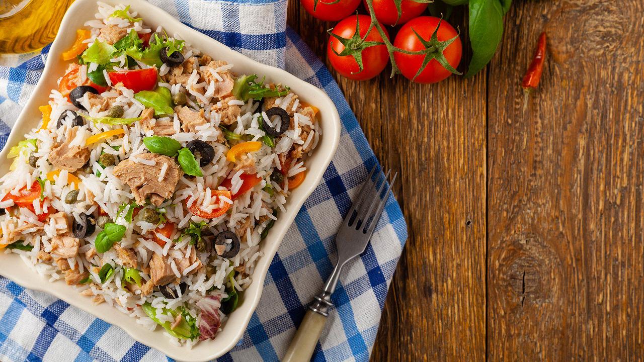 Insalata di riso, la ricetta facile e tutte le sue varianti