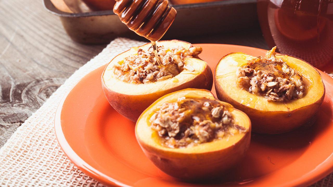 Pesche ripiene al forno, la ricetta di un dessert estivo vintage