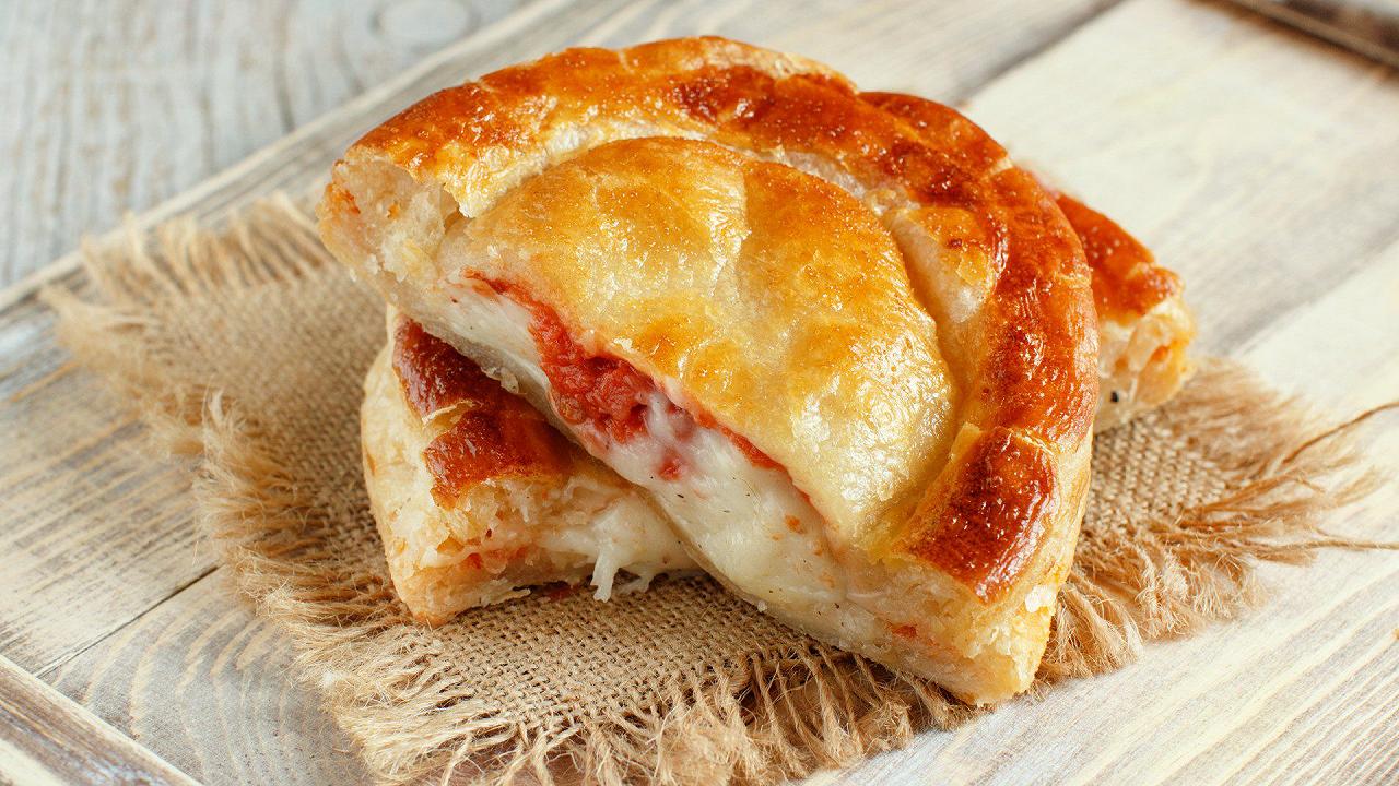 Rustici leccesi, la ricetta originale dello street food salentino