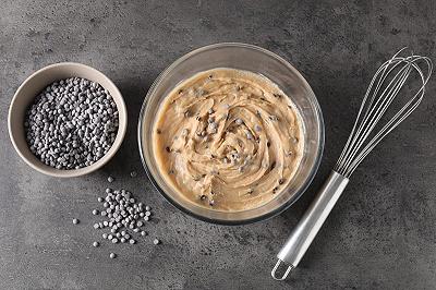 Torta stracciatella soffice con gocce di cioccolato, ricetta tradizionale