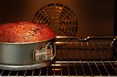 Torta stracciatella soffice con gocce di cioccolato, ricetta tradizionale