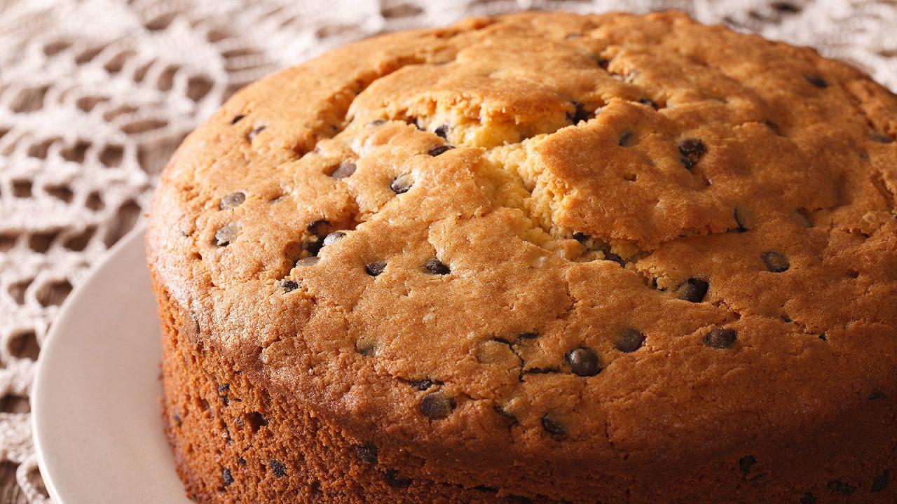 Torta stracciatella soffice con gocce di cioccolato, ricetta tradizionale